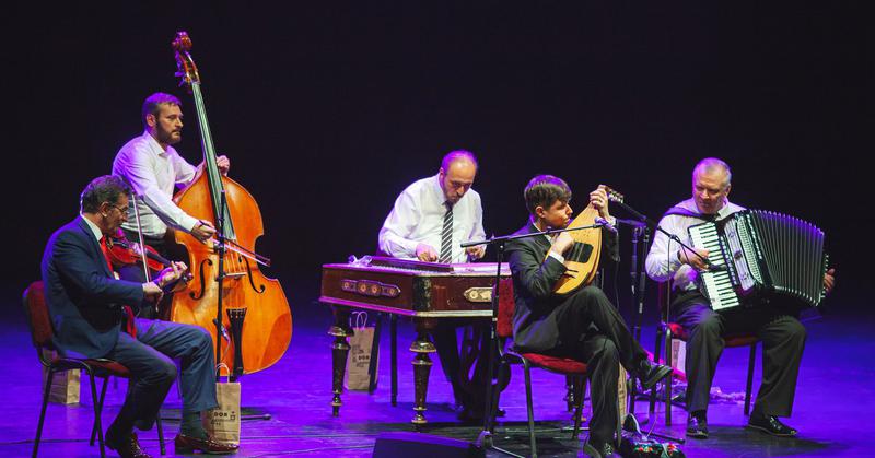 Bogdan Simion, unul dintre cei mai cunoscuţi cobzari din România, a ...