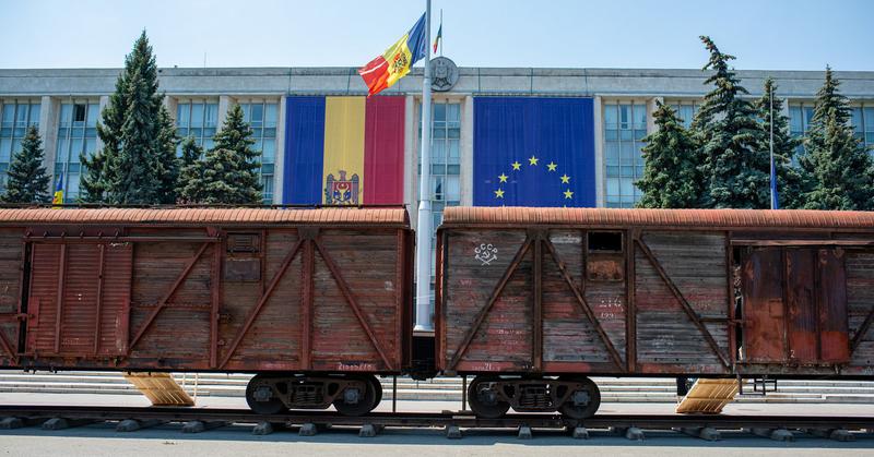 Rănile provocate de sovietici dor și astăzi. Două vagoane de tren ...