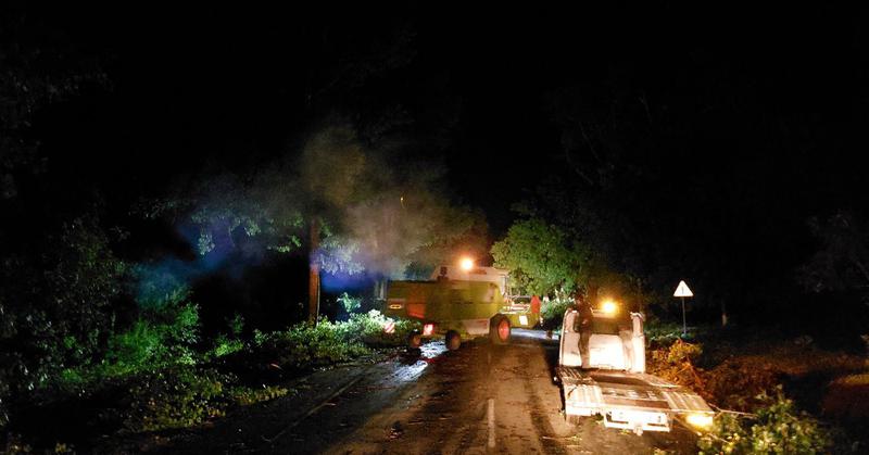 FOTO. Furtună puternică în nordul și centrul R. Moldova. Mai multe ...