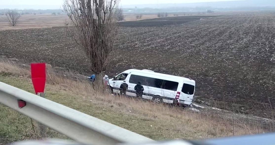 FOTO. Un șofer de microbuz cu șase pasageri, blocat pe acostament ...